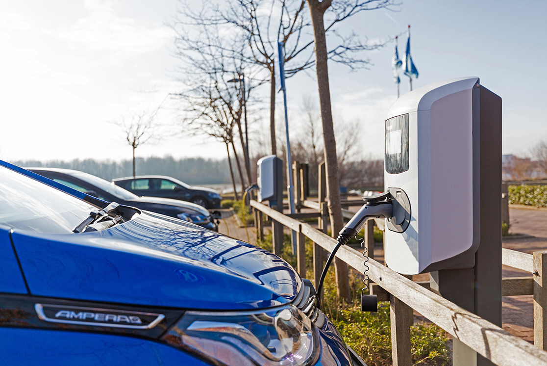 Elektrische auto thuis opladen | Pluginvest